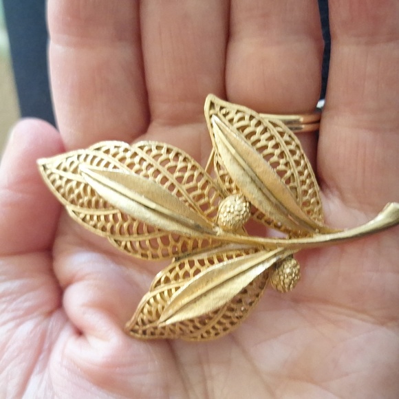 BSK | Jewelry | Bsk Brooch Vintage 6s Open Work Goldtone Leaf Pin ...